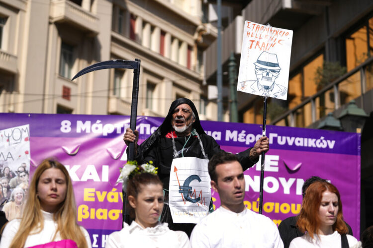 Wed. 9:36 a.m.: Tens of thousands march in Greece to protest train ...